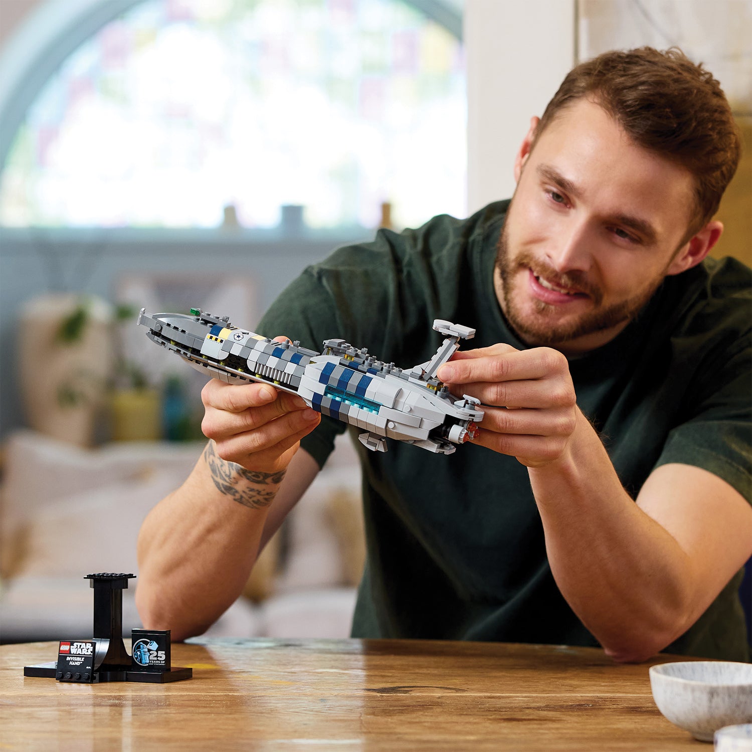 LEGO® Star Wars™ Invisible Hand™ – AG LEGO® Certified Stores