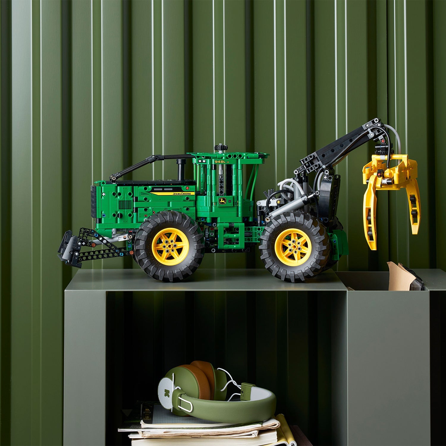 LEGO® Technic™ John Deere 948L-II Skidder – AG LEGO® Certified Stores